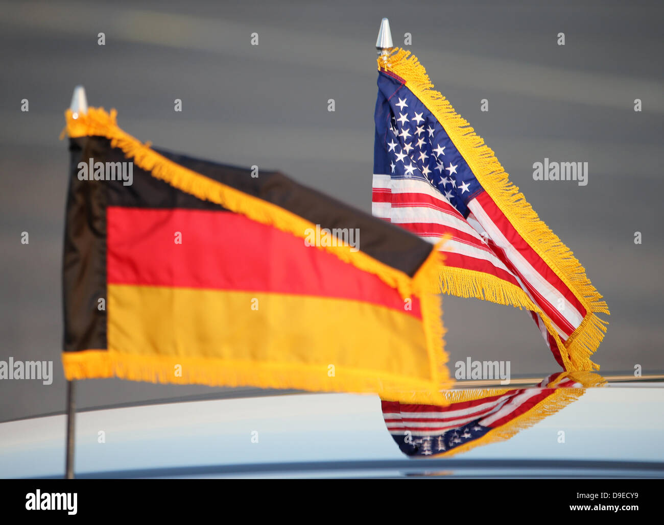 Berlin, Germany. 18th June, 2013. A German and a US flag are attached ...