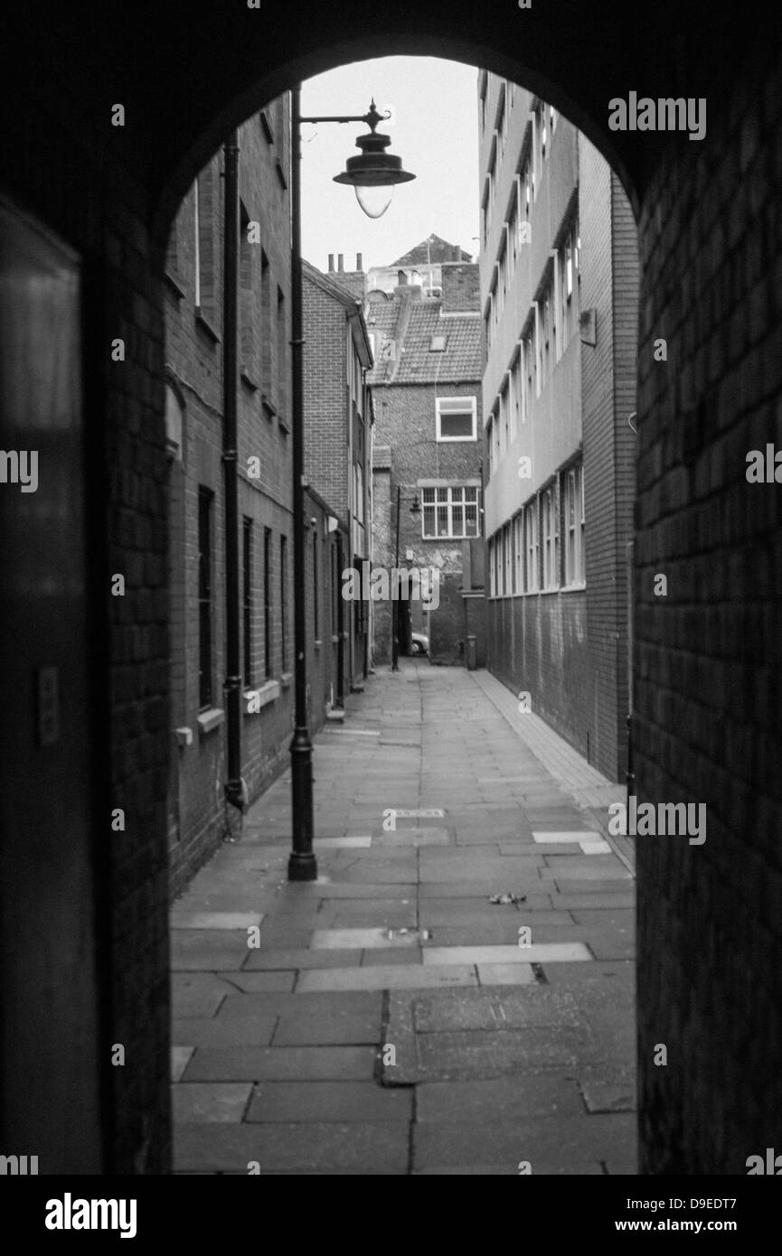 Scary alleyway hi-res stock photography and images - Alamy