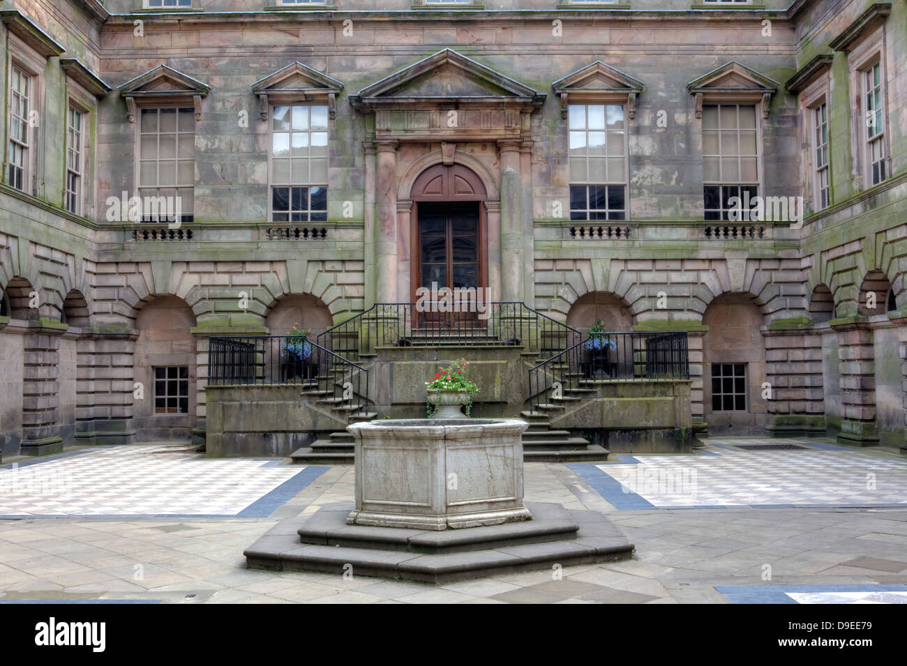 Old mansion courtyard hi-res stock photography and images - Alamy
