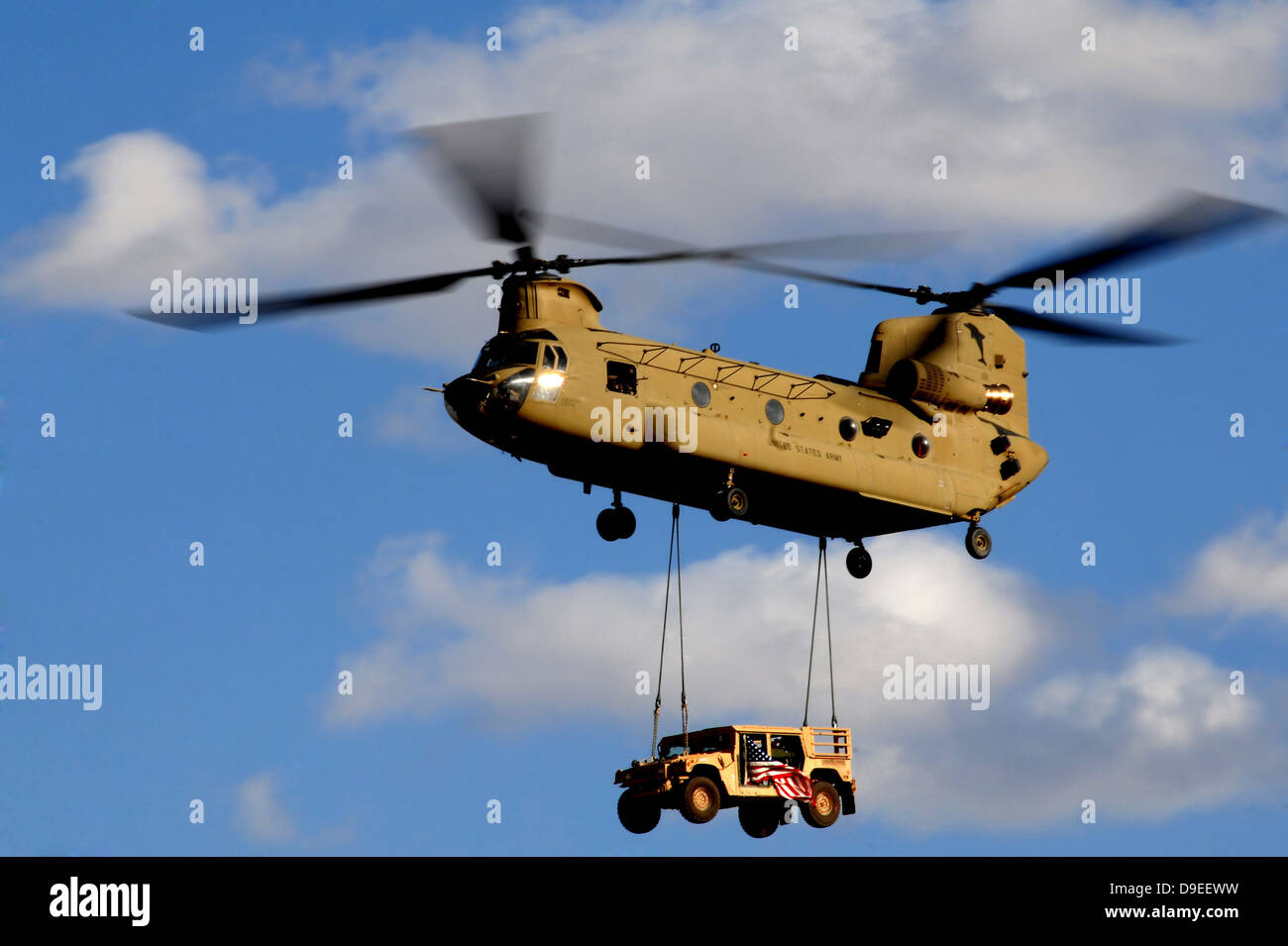 A U.S. Army CH-47 Chinook helicopter transports a Humvee Stock Photo - Alamy