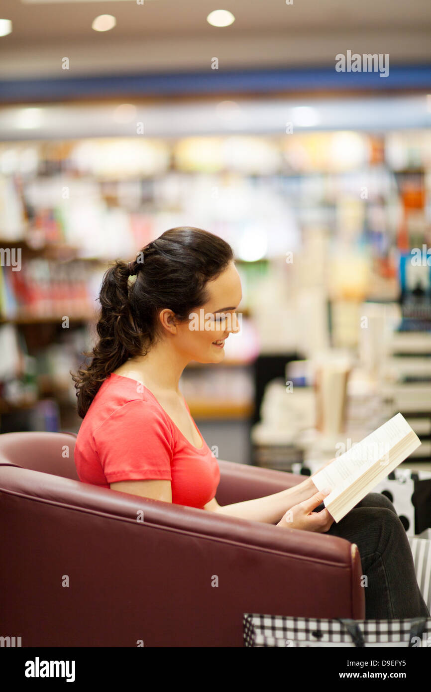 Girl reading book in a book shop hi-res stock photography and images ...