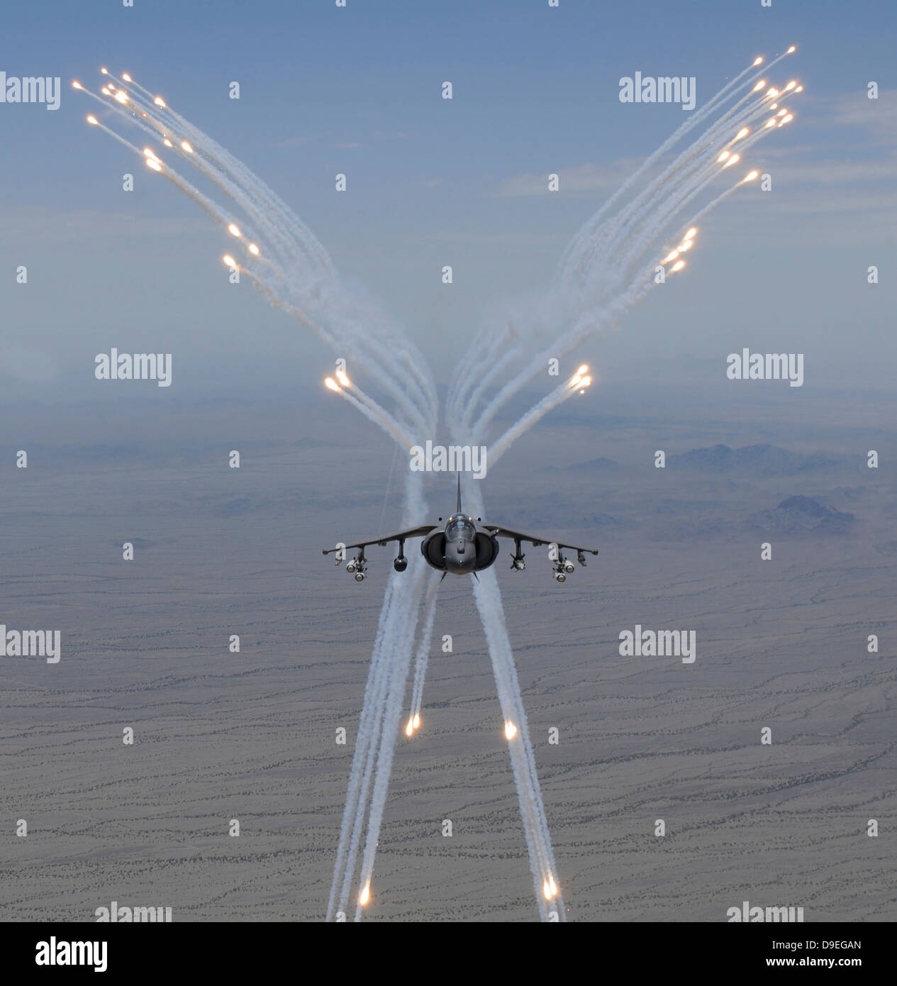 Plane firing decoy flares hi-res stock photography and images - Alamy