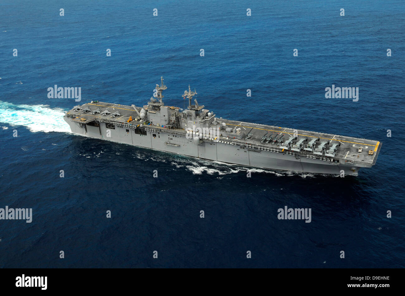 Amphibious assault ship USS Kearsarge Stock Photo - Alamy