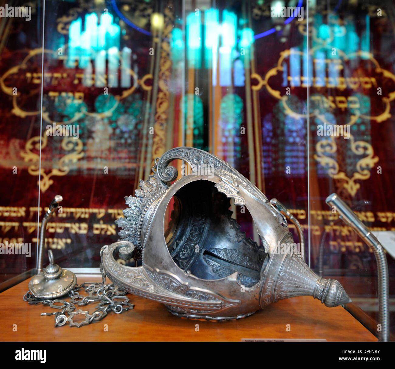 Indoor photograph The everlasting lamp (Ner Tamid) before Toravorhang ...