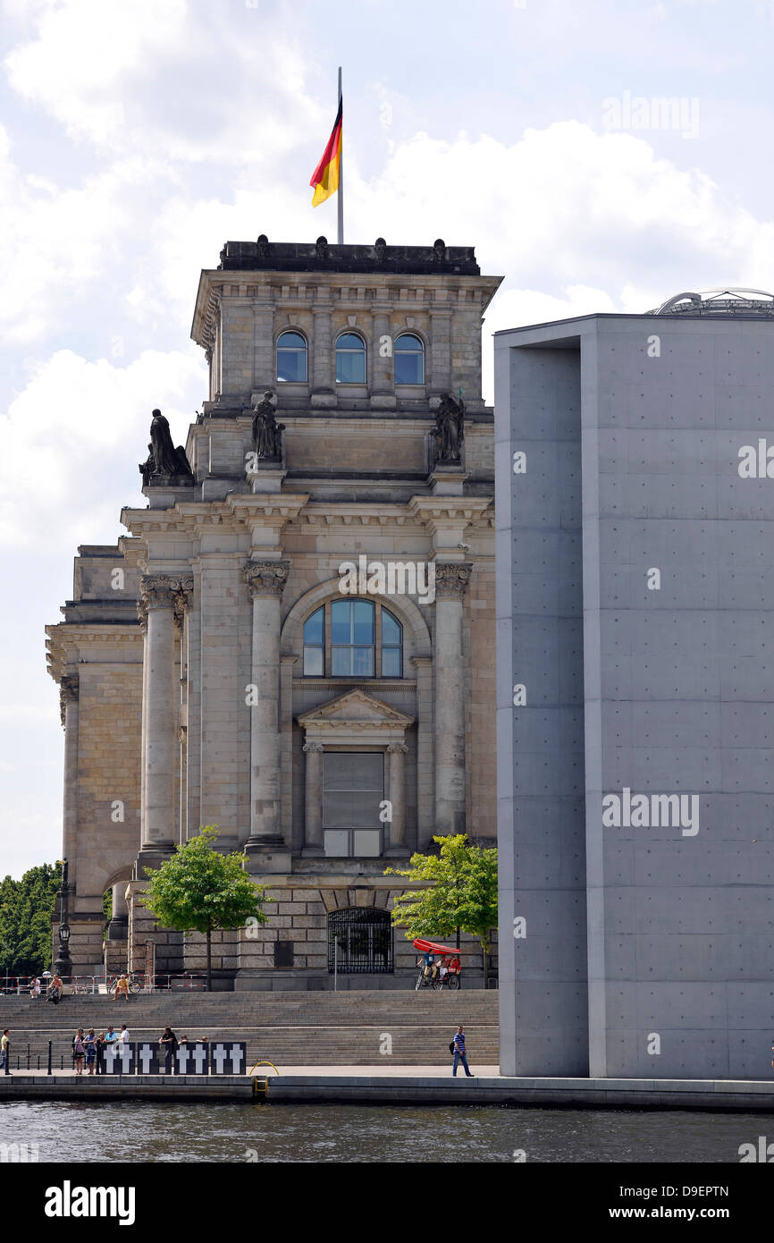 Reichstag building, the German Bundestag behind Paul's L?be house ...
