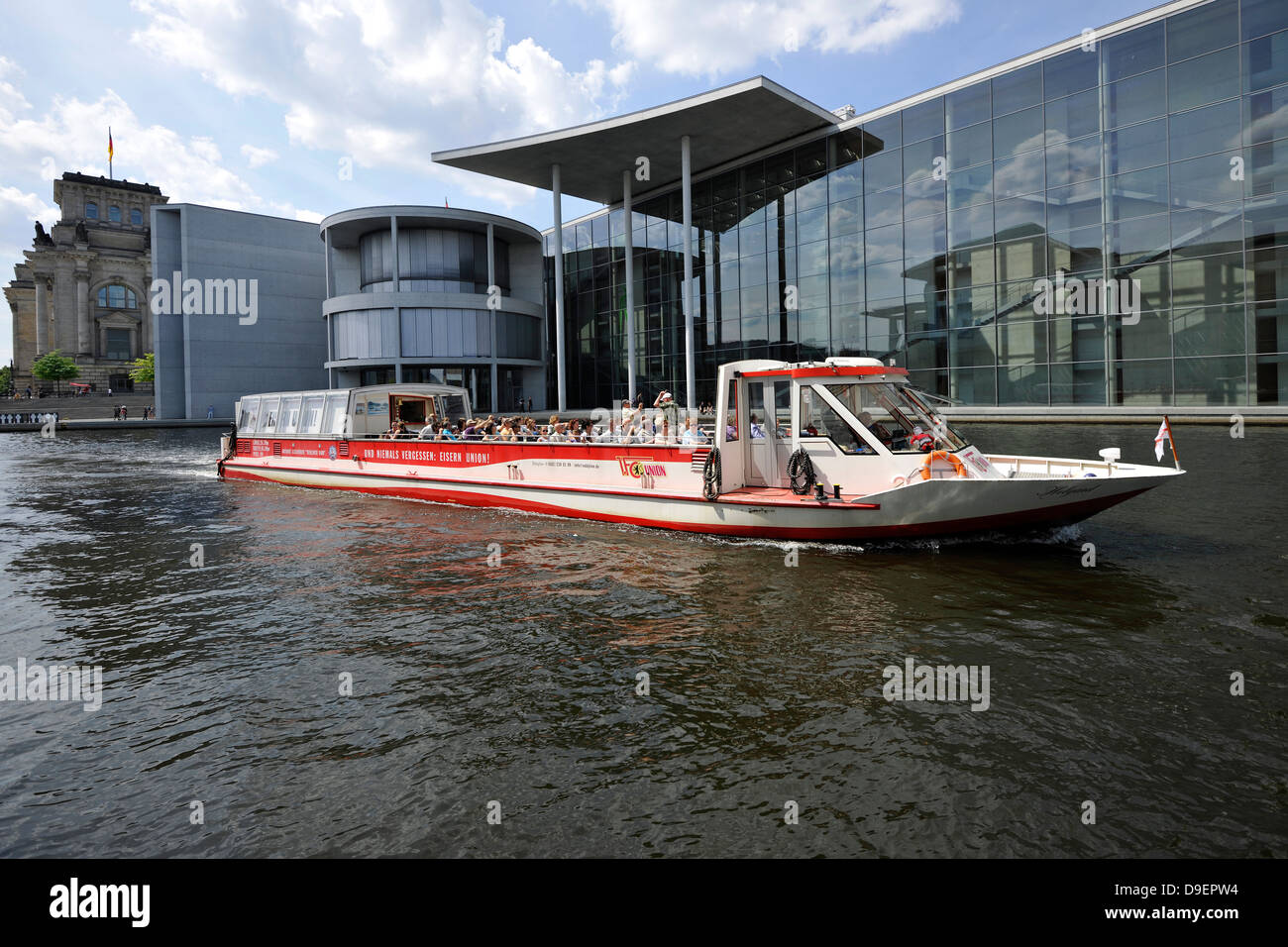 Holiday boat before Reichstag building, the German Bundestag and Paul's ...