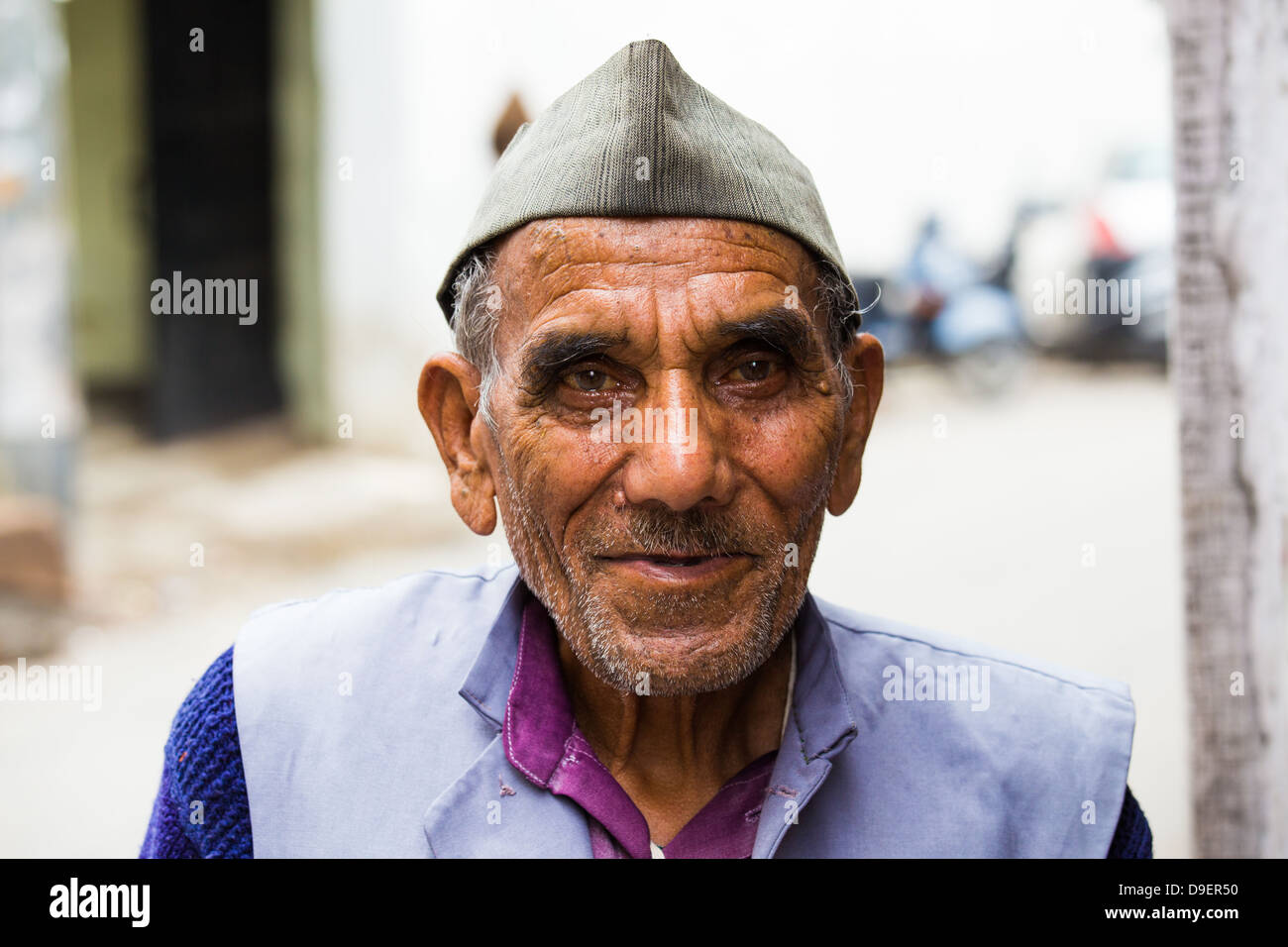 Old man india village hi-res stock photography and images - Alamy