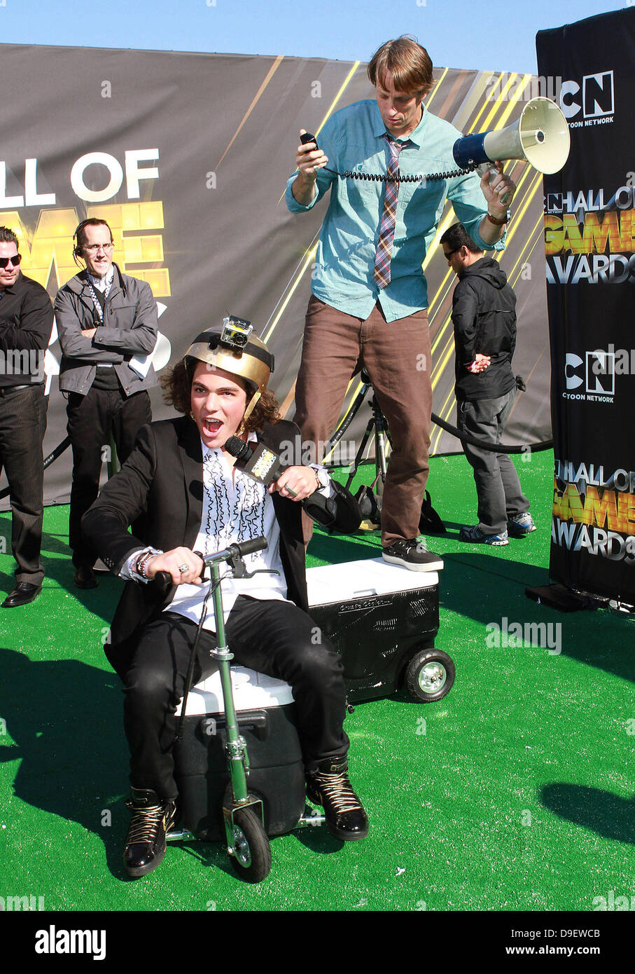 Jackson Rogow and skateboarder Tony Hawks Cartoon Network 'Hall of Game ...