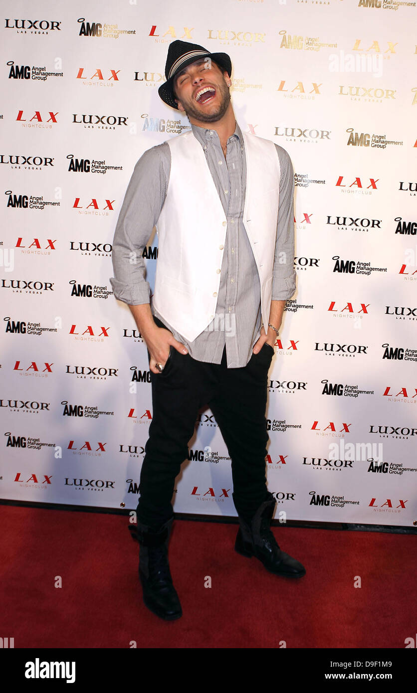 Josh Strickland Peepshow and Holly's World Star Josh Strickland Debuts ...