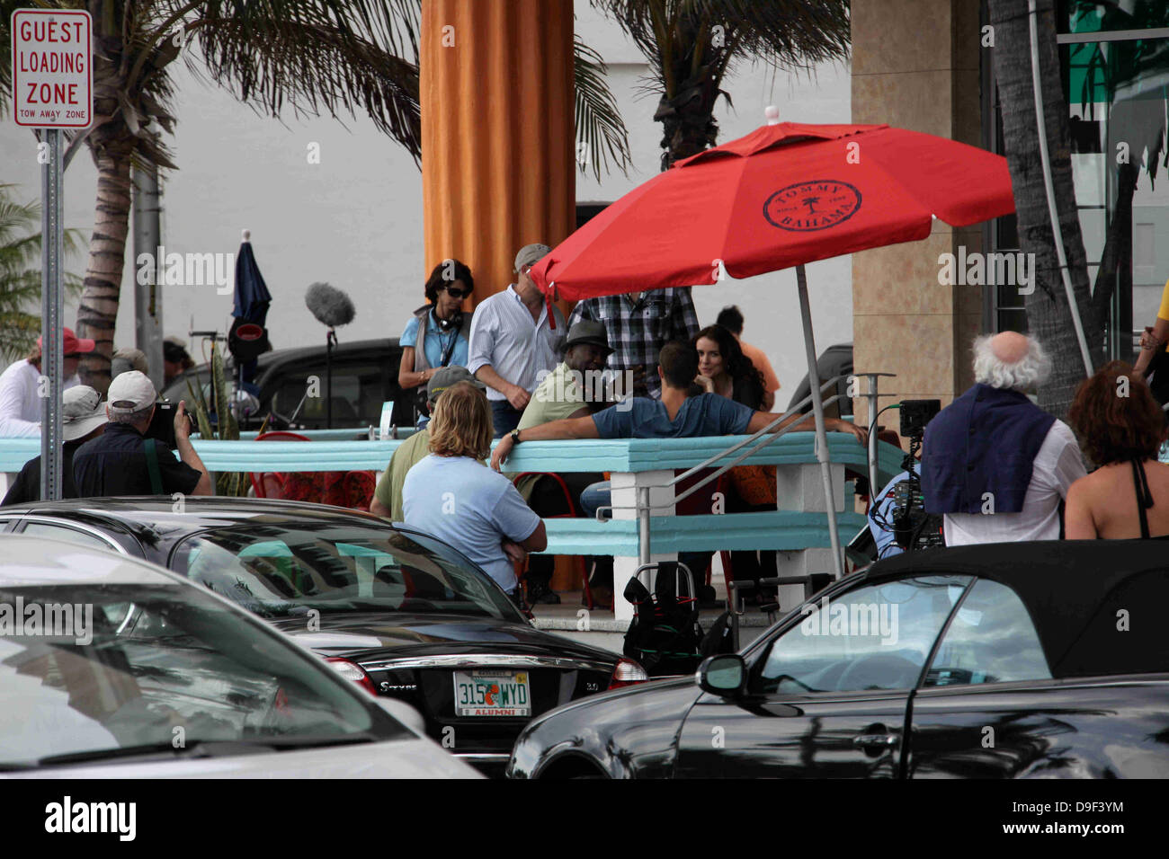 Michael Clarke Duncan, Saffron Burrows and Geoff Stults filming scenes ...