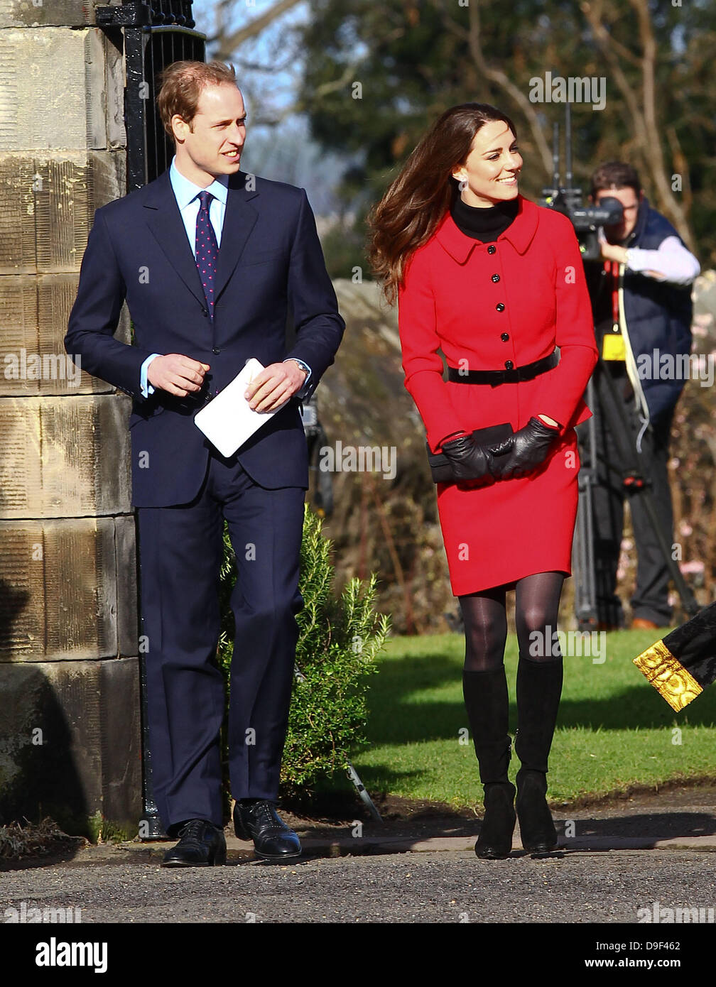 Prince William and Kate Middleton return to St. Andrews university ...