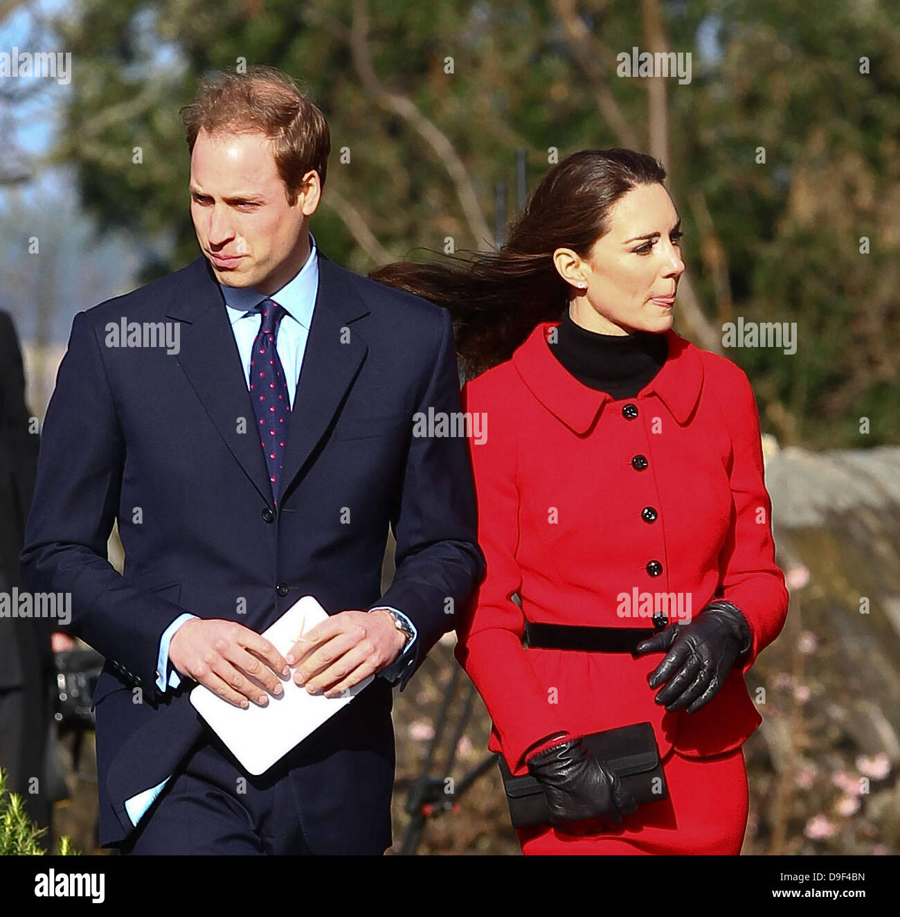 Prince William and Kate Middleton return to St. Andrews university ...