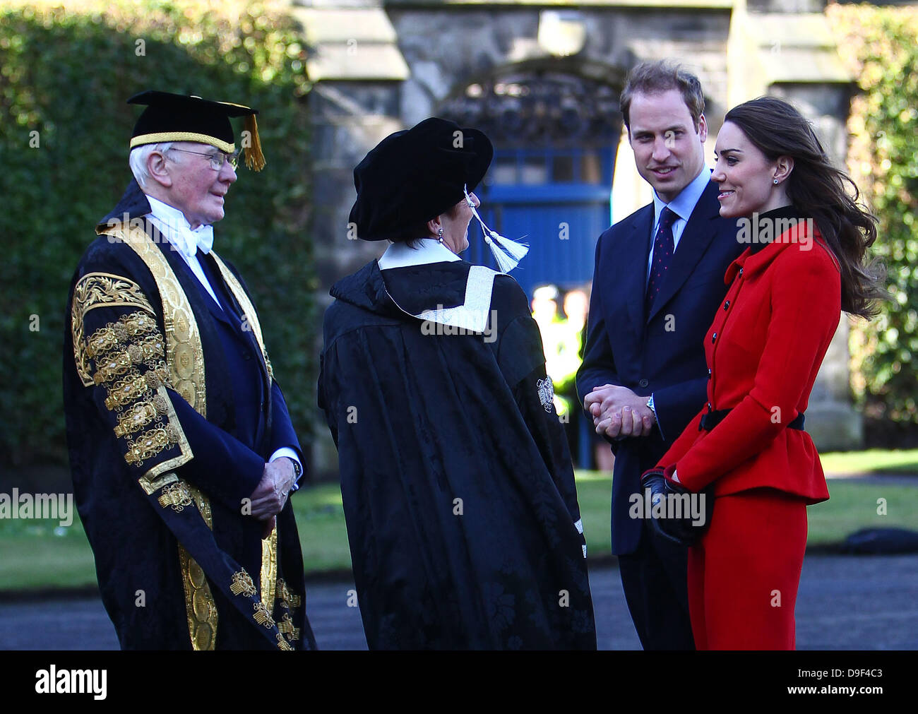Prince William and Kate Middleton return to St. Andrews university ...