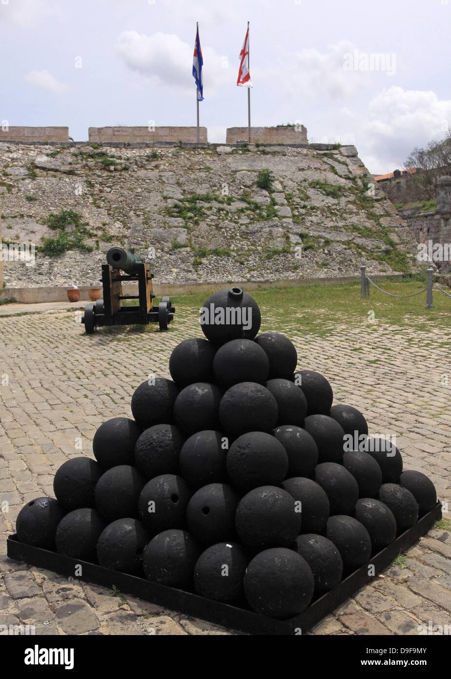 Stacked cannonballs hi-res stock photography and images - Alamy