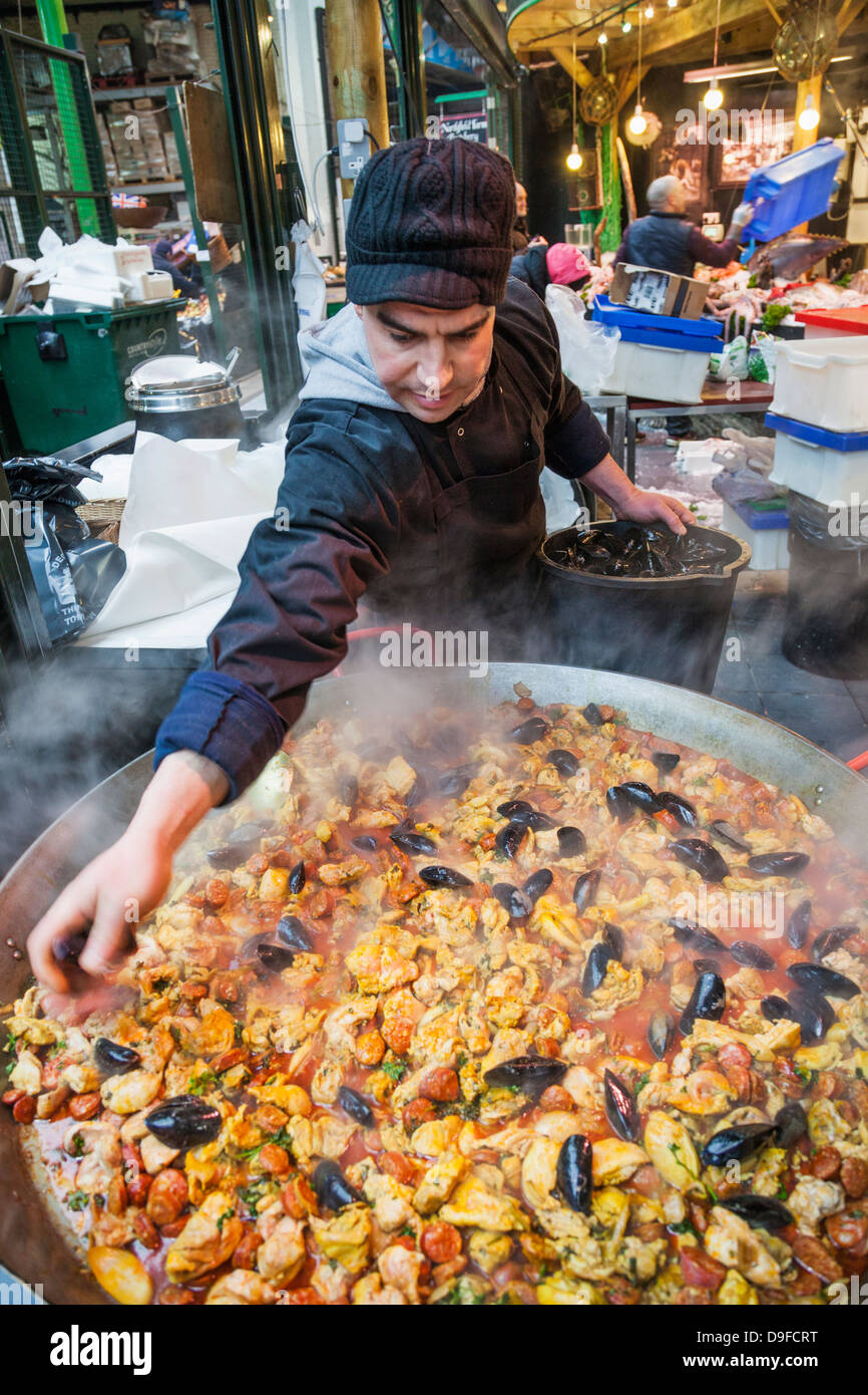 Man cooking giant paella hi-res stock photography and images - Alamy