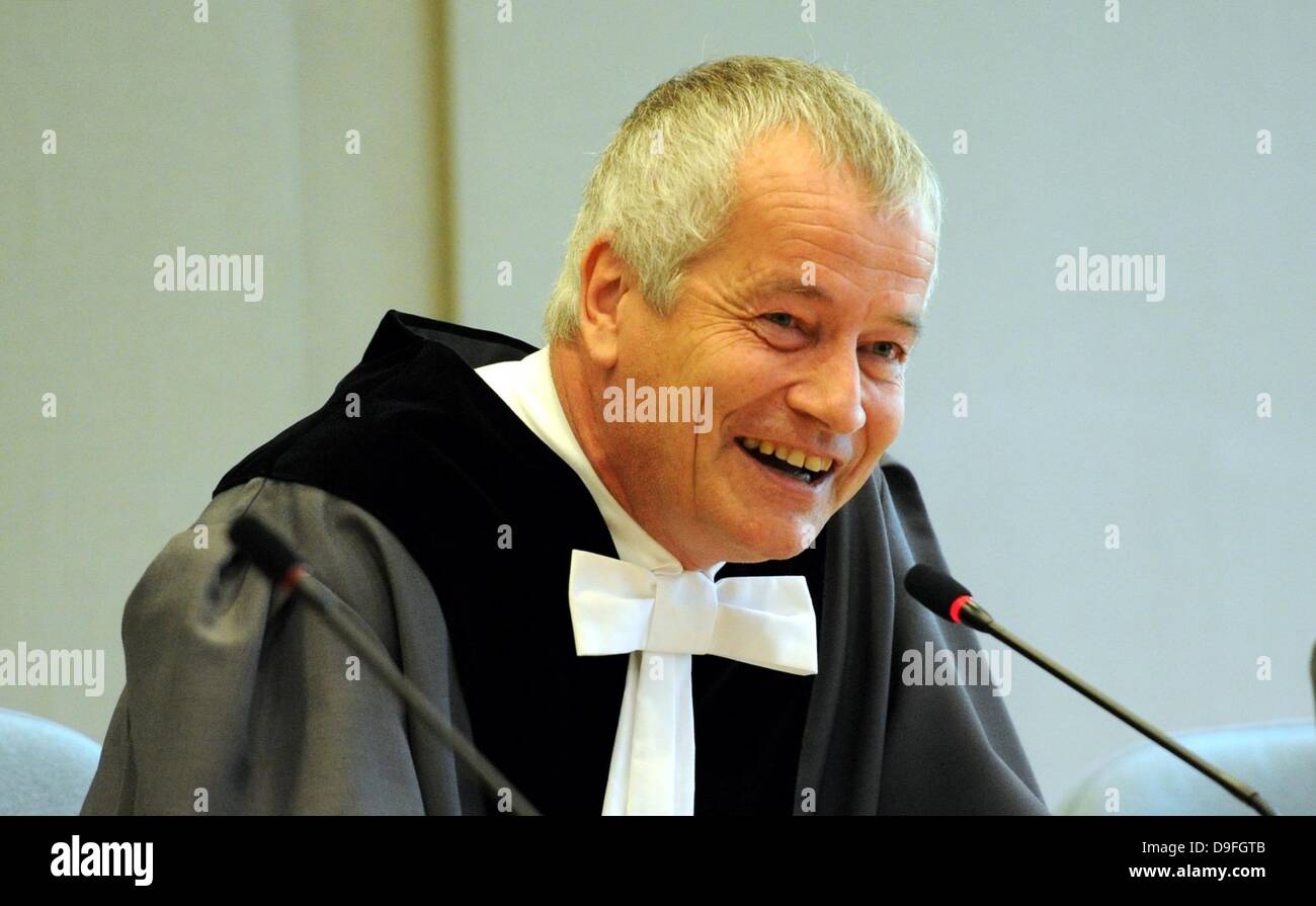 Presiding judge Bernhard Flor opens a hearing at the Schleswig-Holstein ...