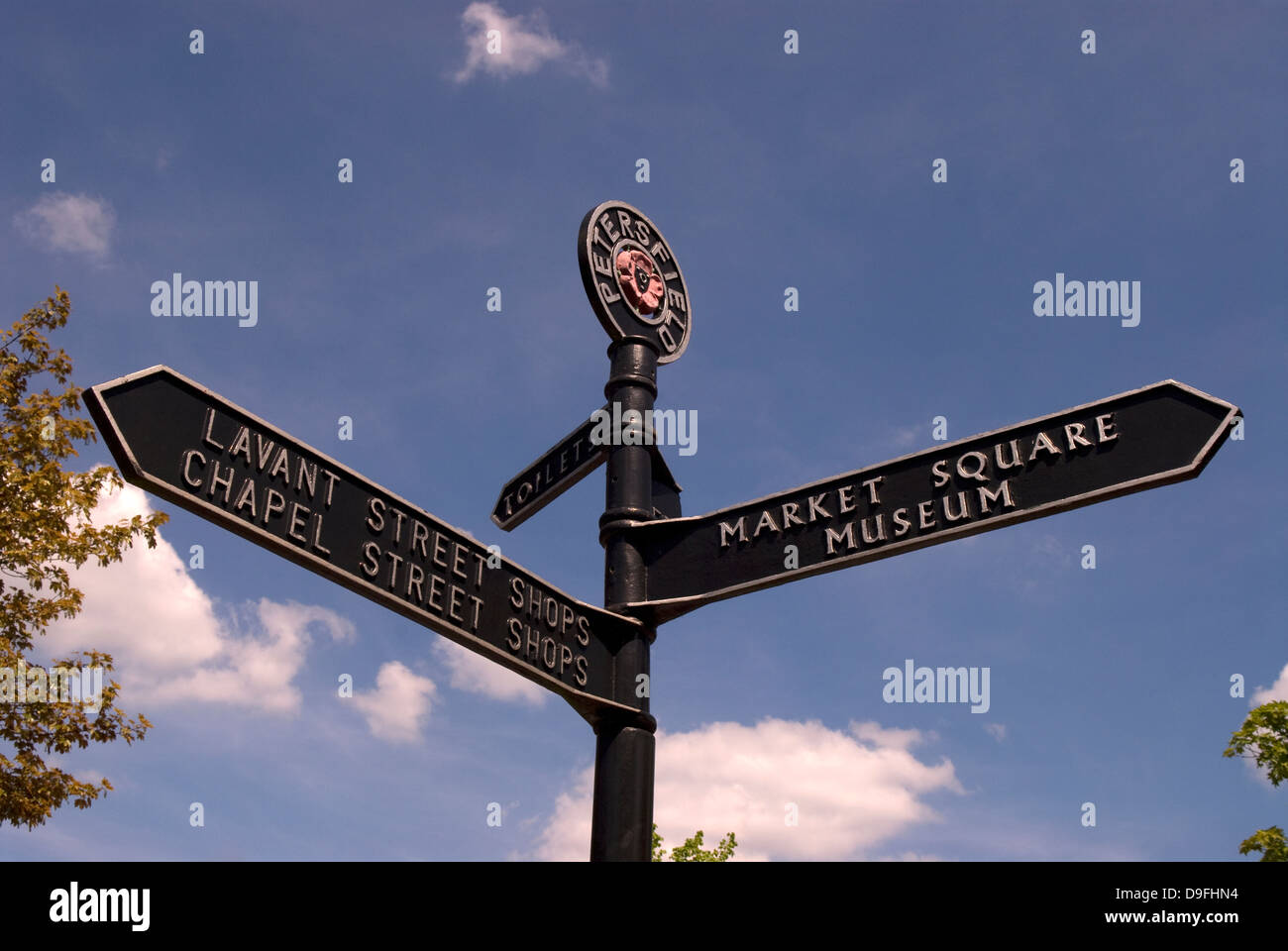 Signs pointing different directions hi-res stock photography and images ...