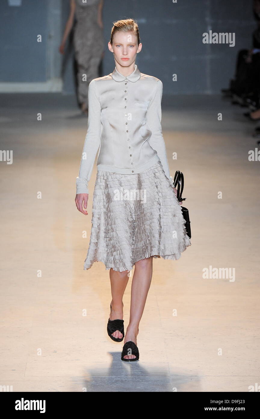 Model Paris Fashion Week Ready To Wear Fall/Winter 2012 - Rochas ...