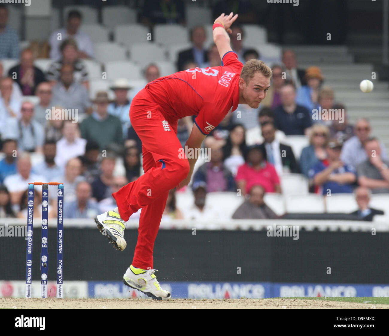 Stuart broad of england bowls hi-res stock photography and images - Alamy