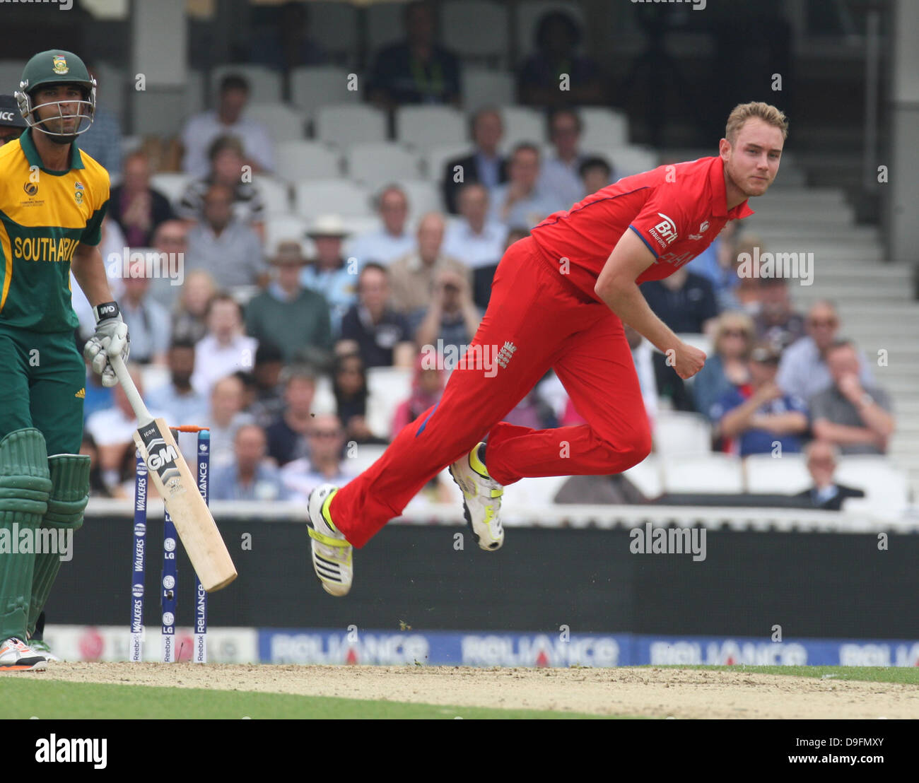 Stuart broad of england bowls hi-res stock photography and images - Alamy