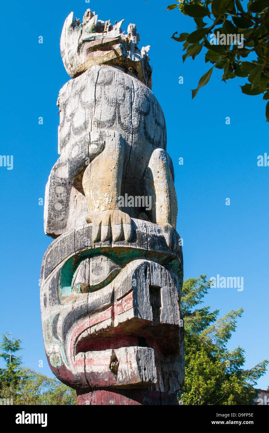 Totem pole at Umista Cultural Centre, Alert Bay, British Columbia ...