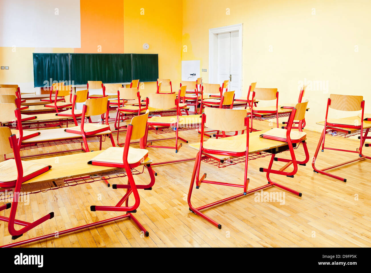 Empty classroom desk hi-res stock photography and images - Alamy