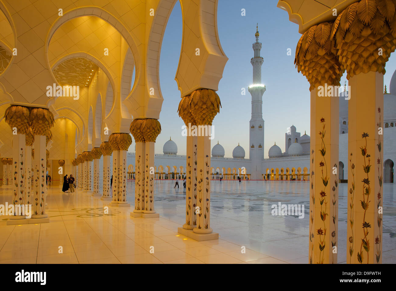 Sheikh Zayed Bin Sultan Al Nahyan Mosque at dusk, Abu Dhabi, United ...