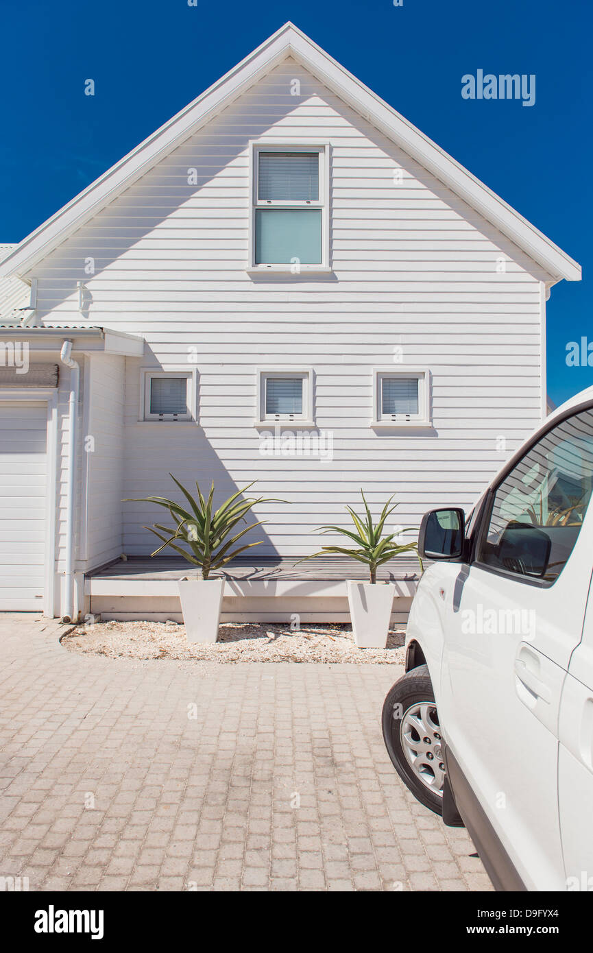 Car parked outside a building Stock Photo - Alamy