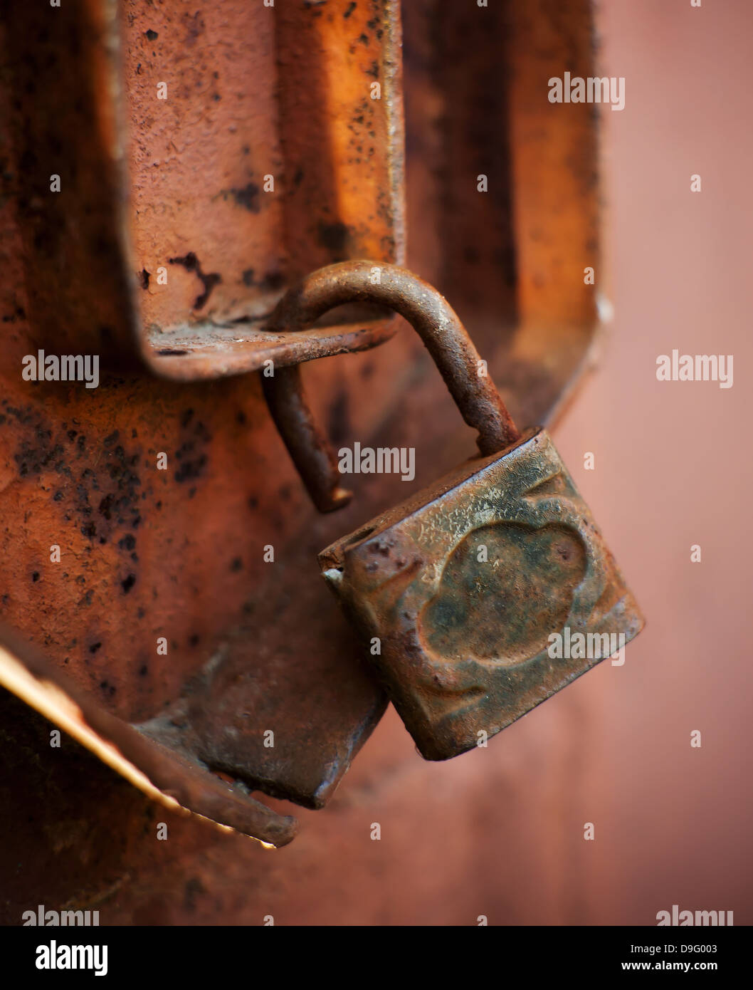 Metal padlock hi-res stock photography and images - Alamy