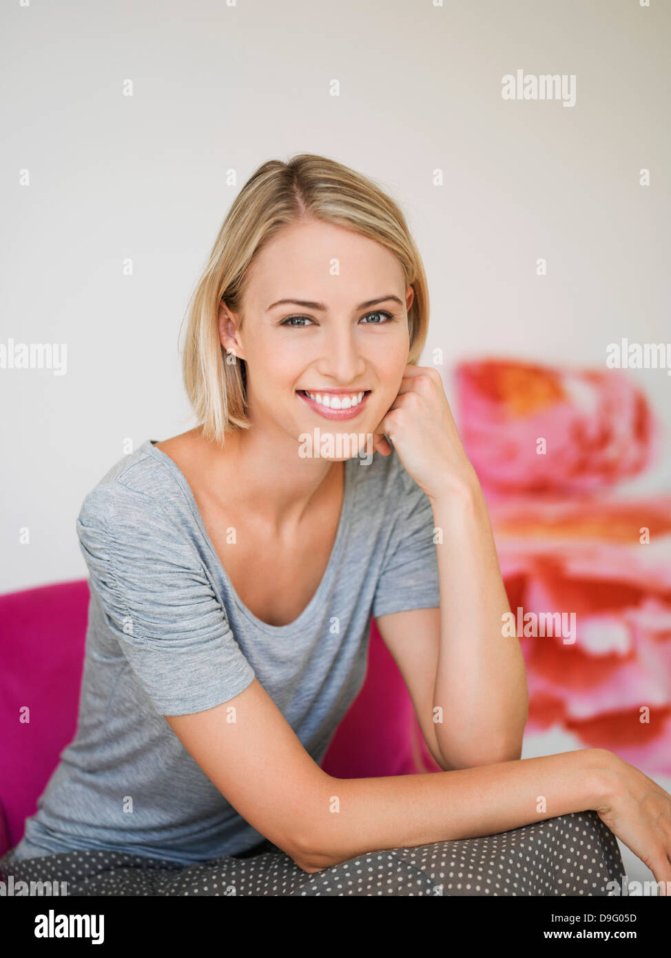 Portrait of a smiling woman posing Stock Photo - Alamy