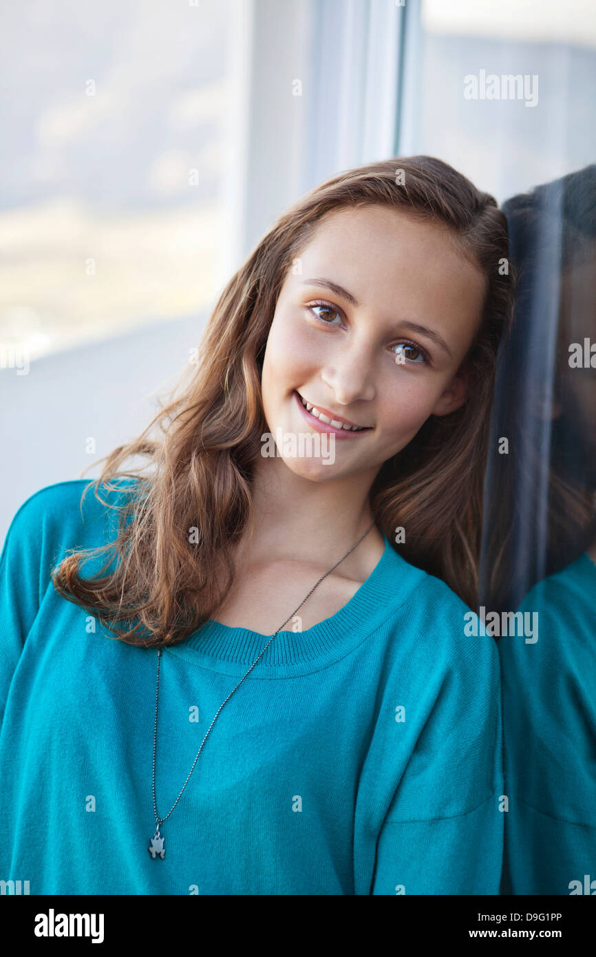 Smiling girl head only hi-res stock photography and images - Alamy