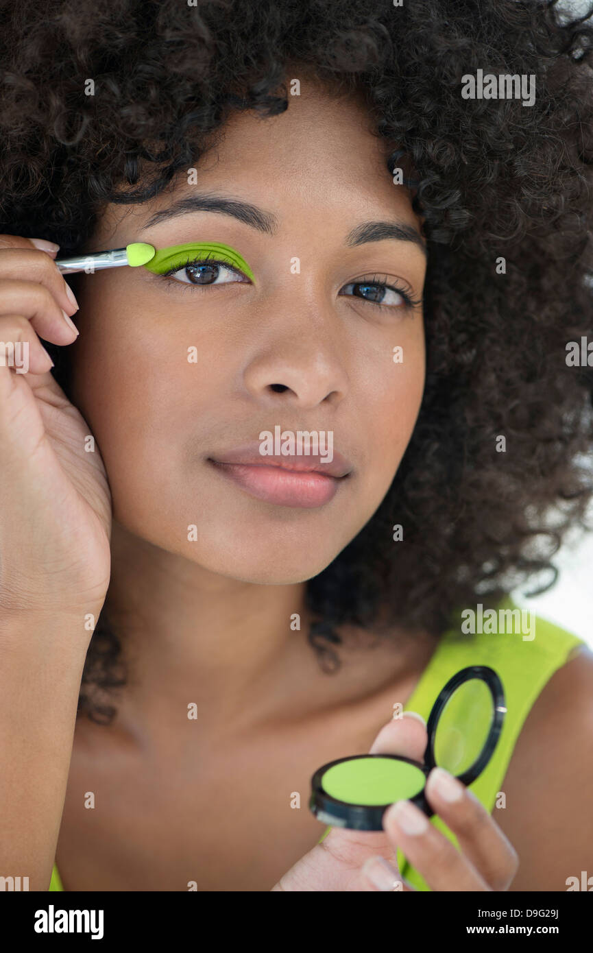 Portrait of a woman applying mascara Stock Photo - Alamy