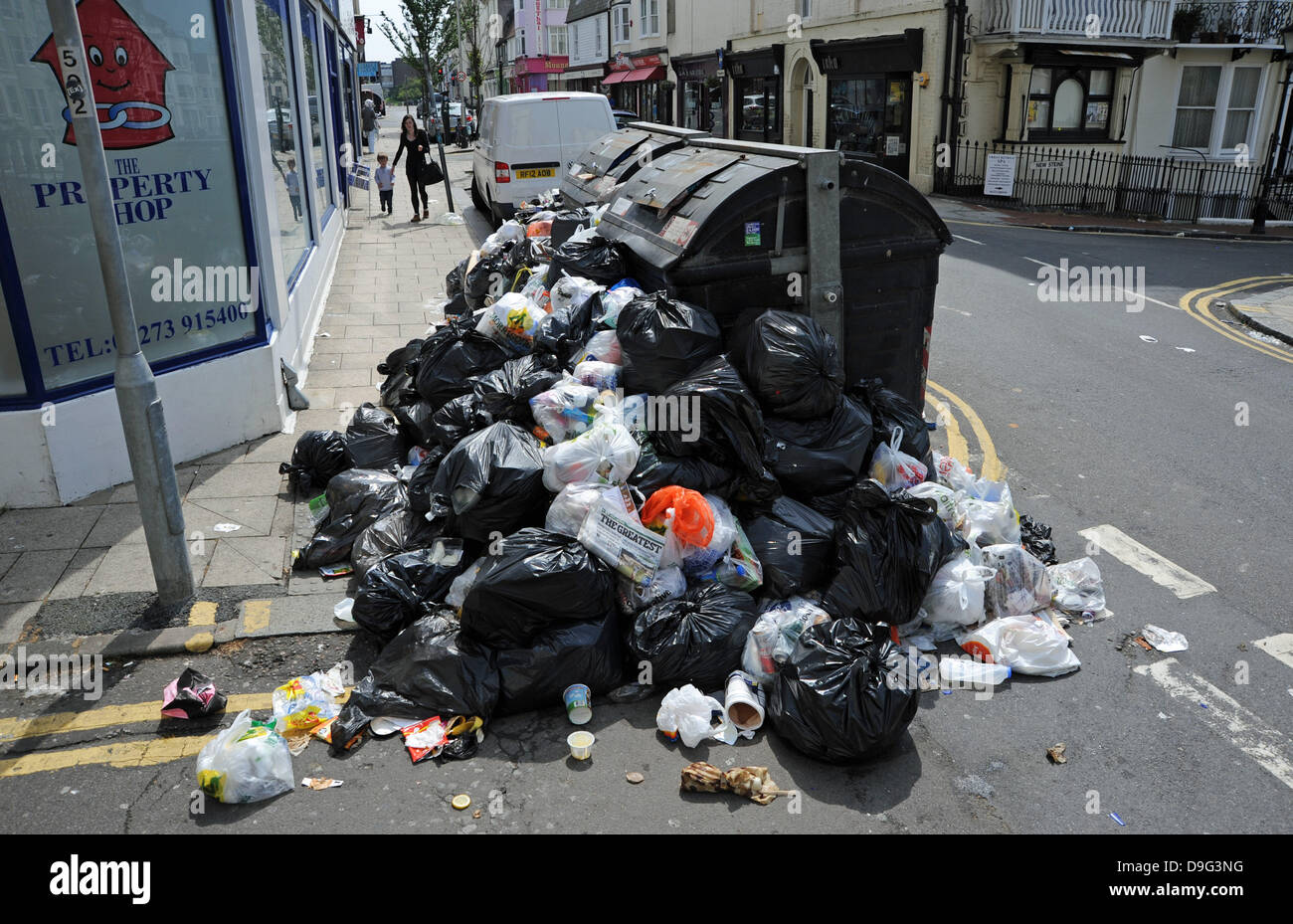 Binmen dispute hi-res stock photography and images - Alamy