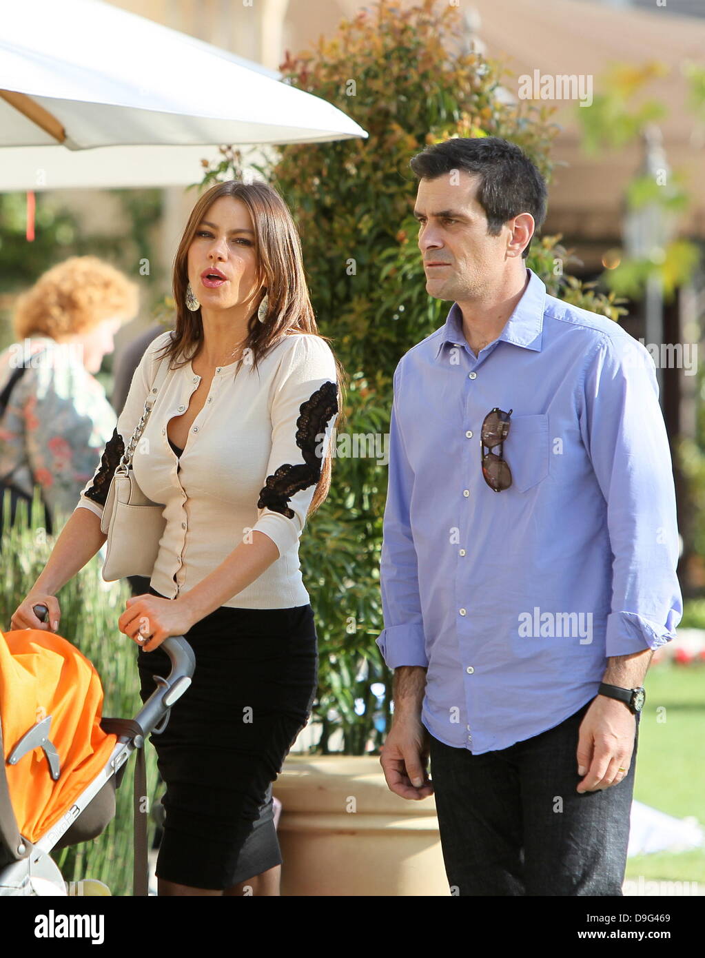 Ty burrell modern family set hi-res stock photography and images - Alamy