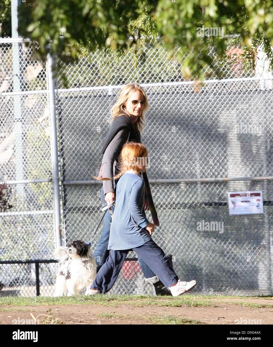Helen Hunt and her daughter Makena spend the afternoon in the park ...