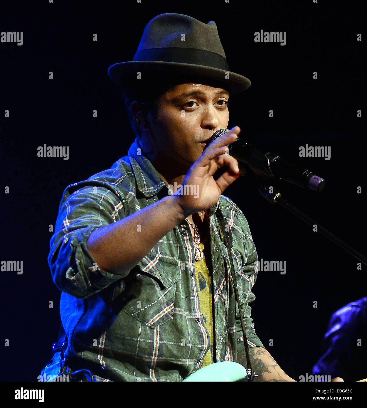Bruno mars on stage hi-res stock photography and images - Alamy