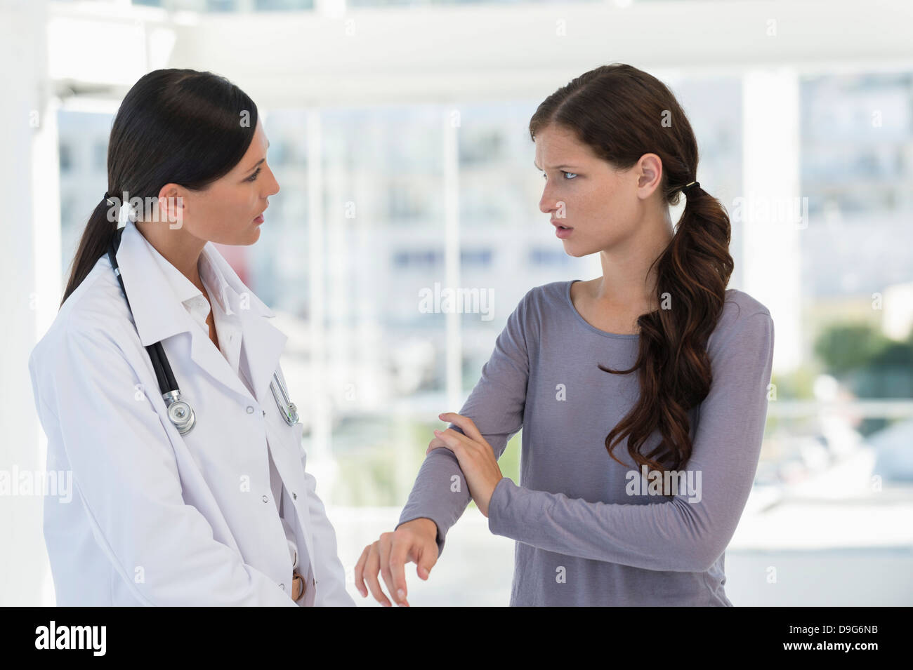 Doctor patient looking other hi-res stock photography and images - Alamy