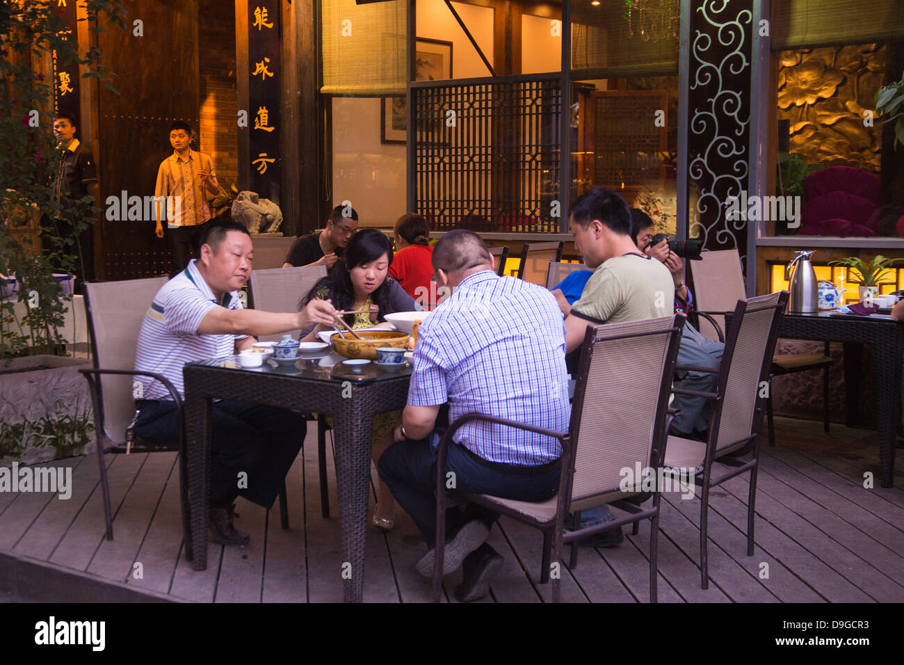 Chinese family eating outside hi-res stock photography and images - Alamy