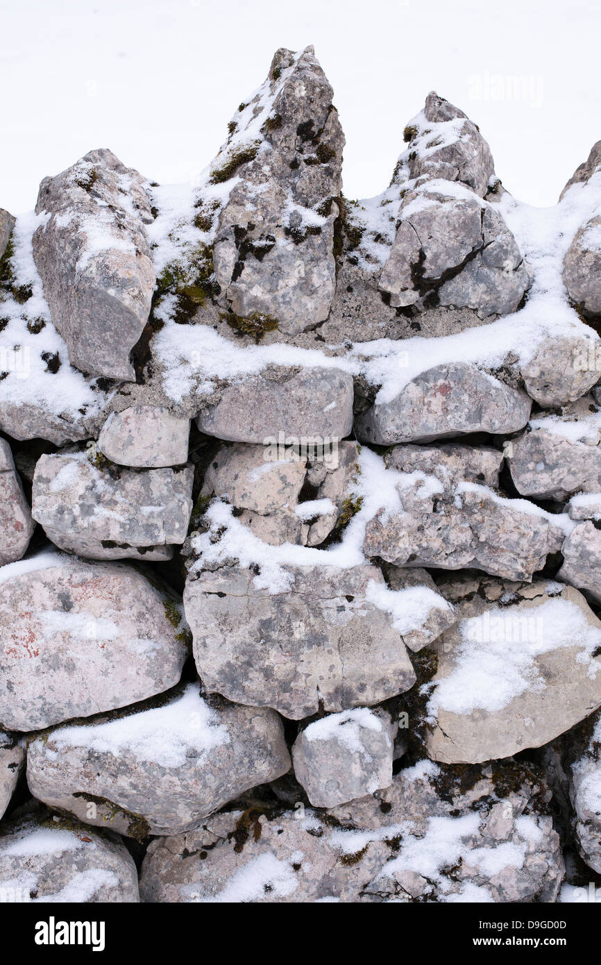 Snow covered dry stone wall hi-res stock photography and images - Alamy