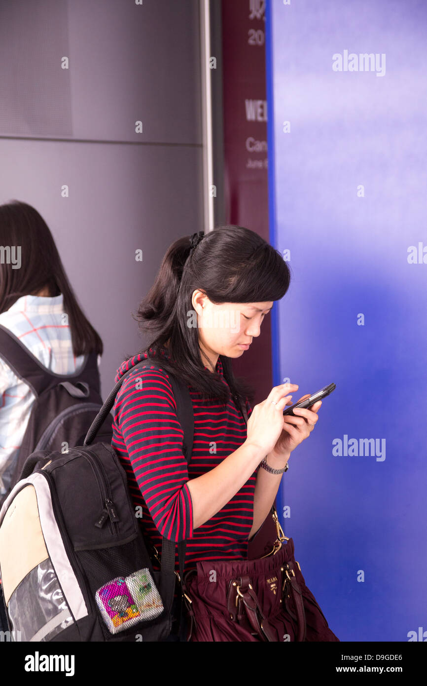 Woman reading tourist information hi-res stock photography and images ...