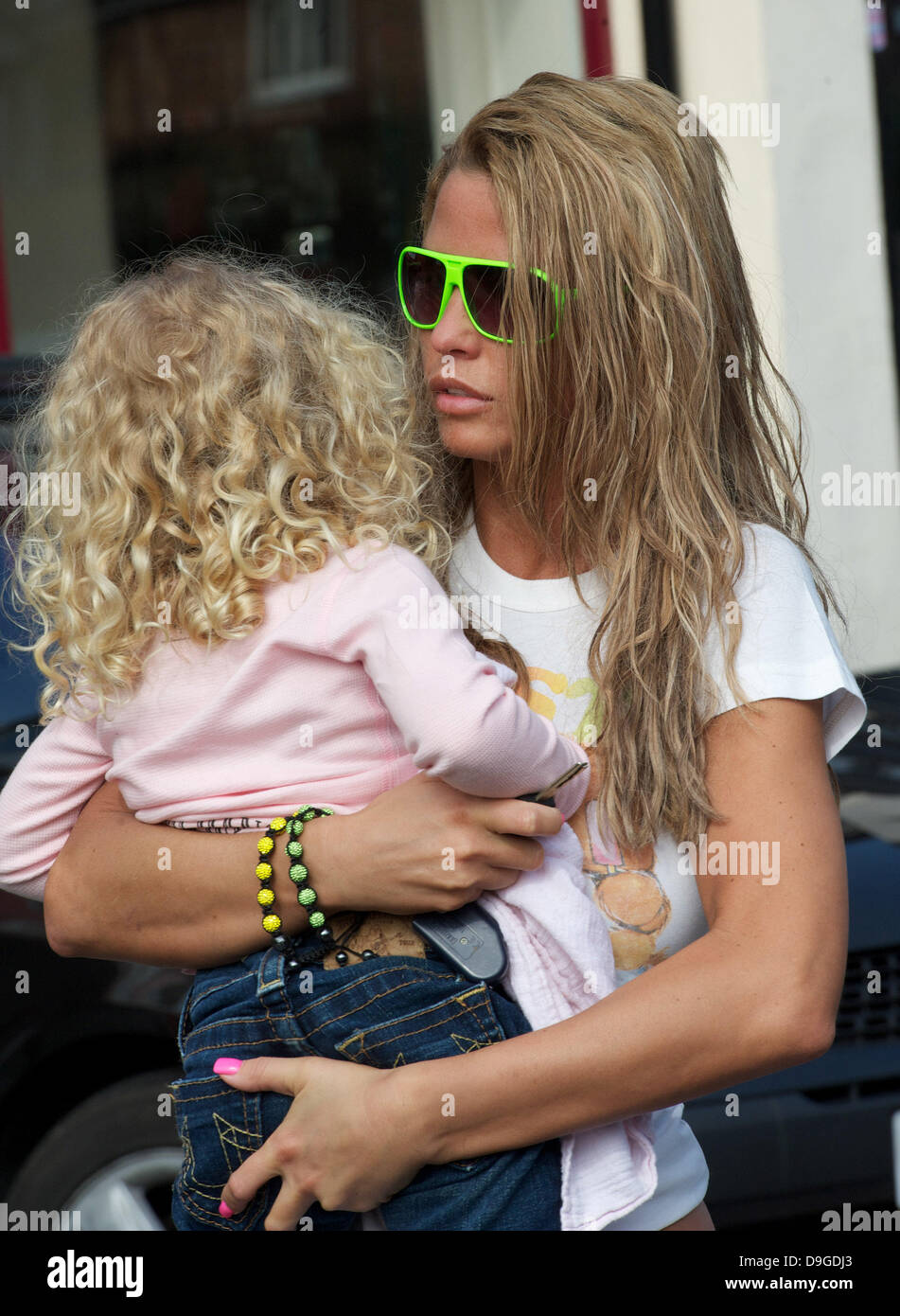 Katie Price Aka Jordan Leaving Tan Fx Salon With Her Daughter Princess