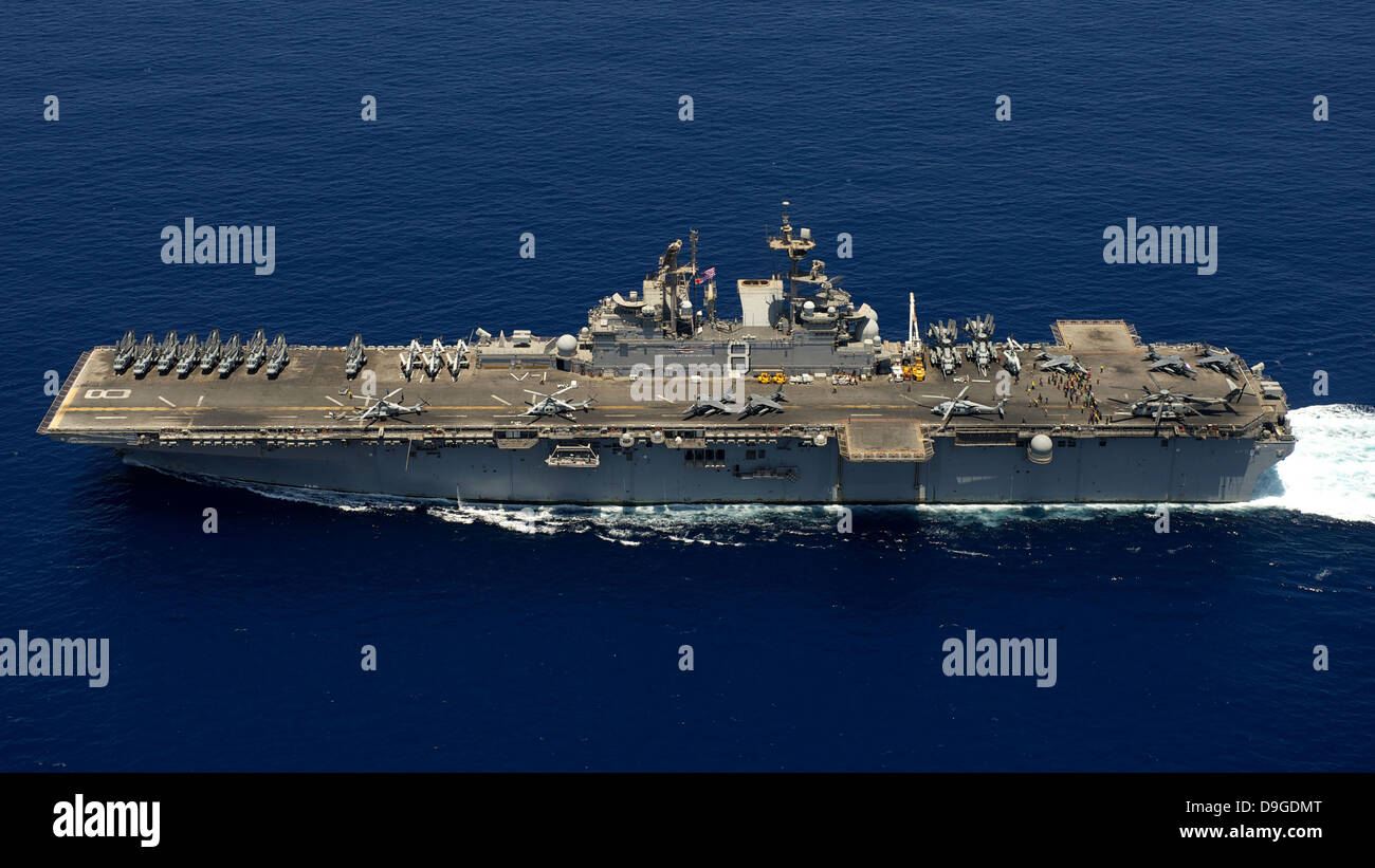 Amphibious assault ship USS Makin Island Stock Photo - Alamy