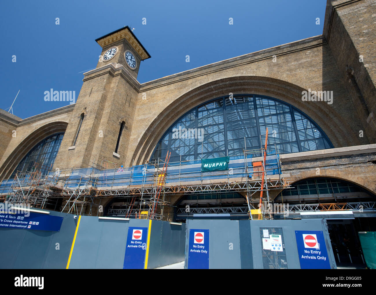 Kings cross station facade hi-res stock photography and images - Alamy