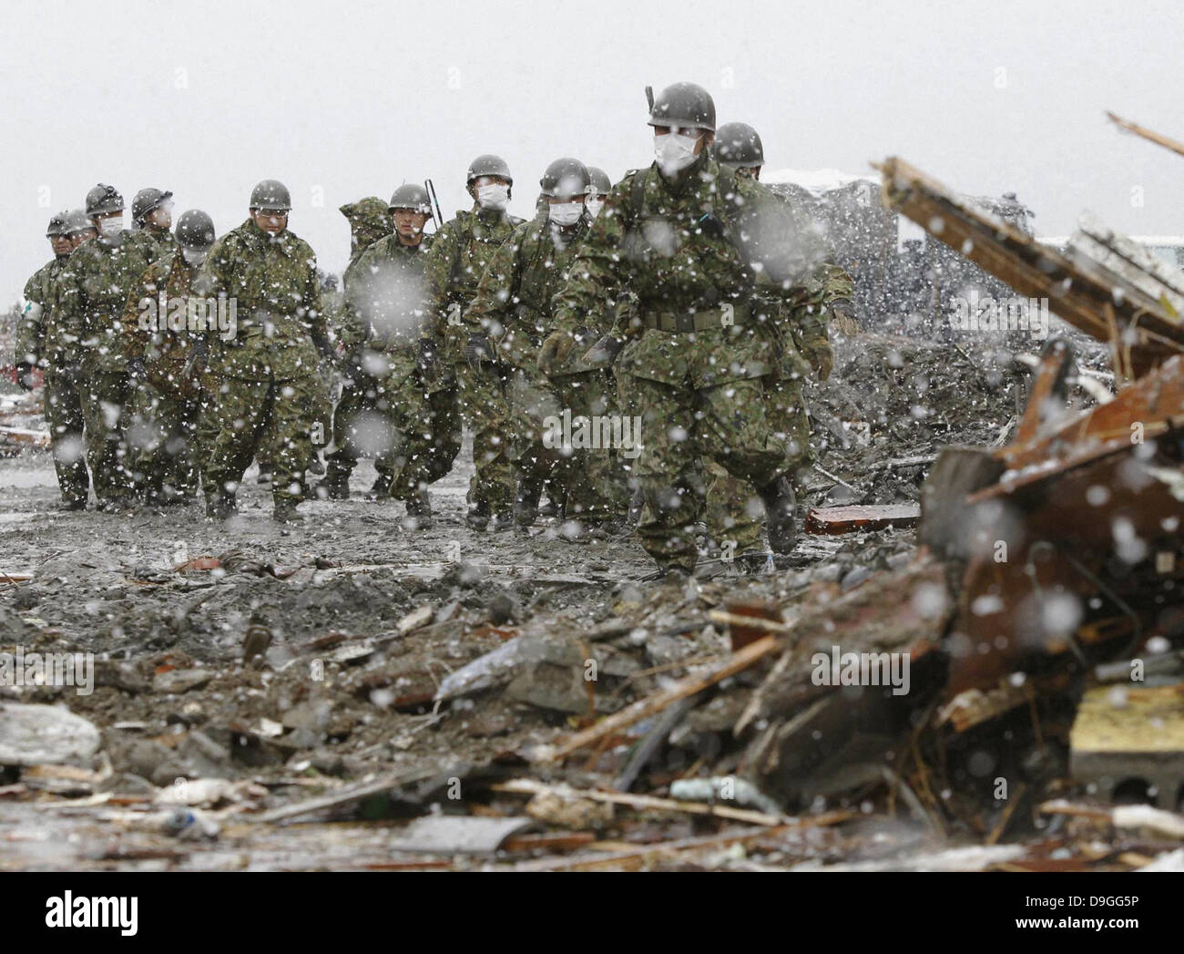 Members of the Japan Self-Defense Forces head to search and rescue work ...