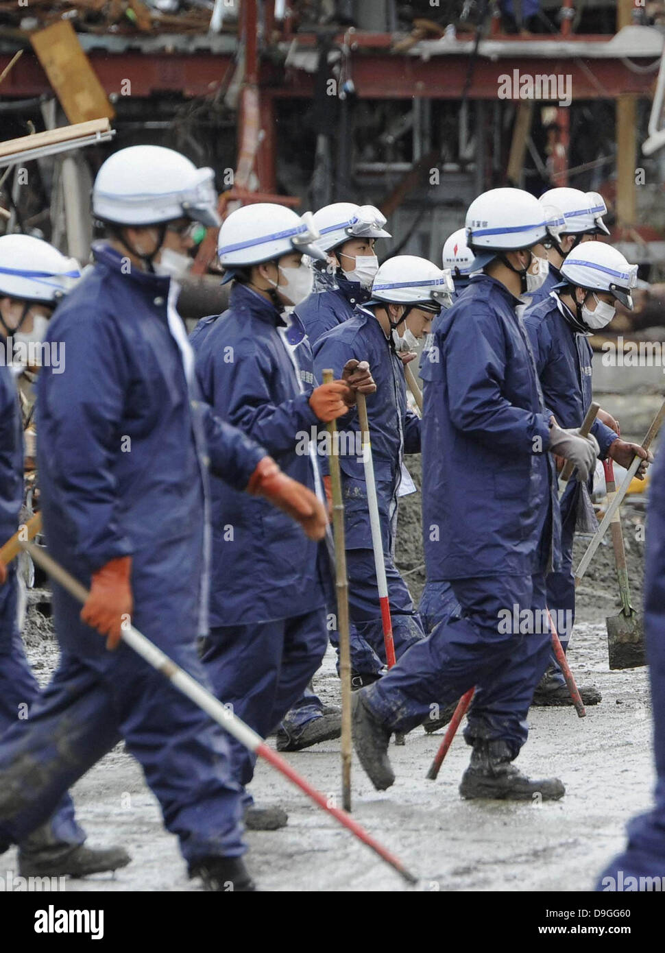Members of the Kanagawa prefectural police head for search and rescue ...