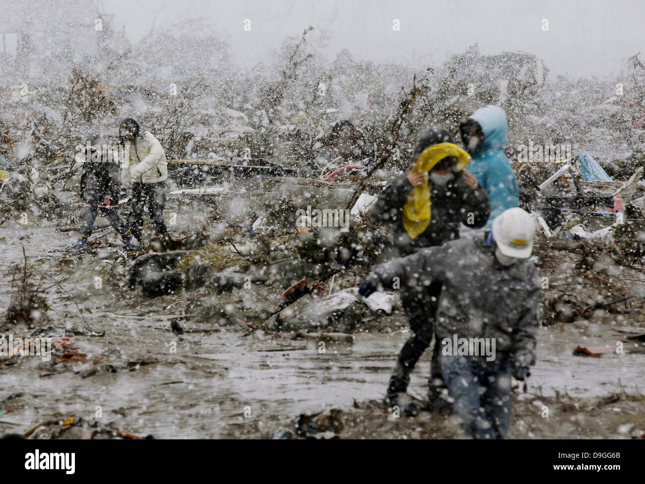 People look for belongings amid falling snow in quake-hit Sendai ...