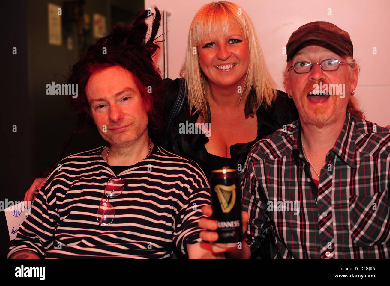 Jeremy Cunningham (bass guitar, vocals)& Simon Friend (guitar, banjo ...