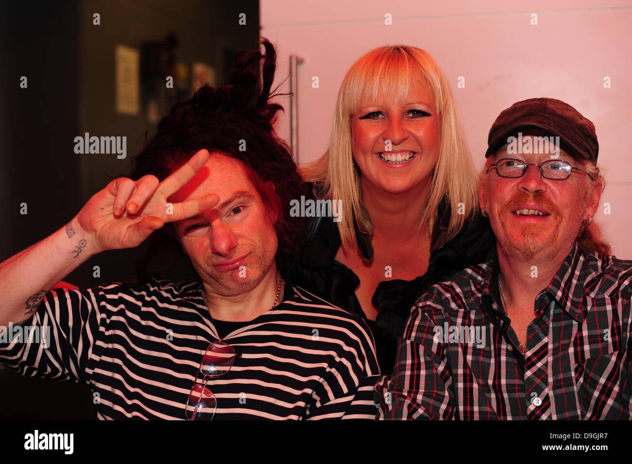 Jeremy Cunningham (bass guitar, vocals)& Simon Friend (guitar, banjo ...