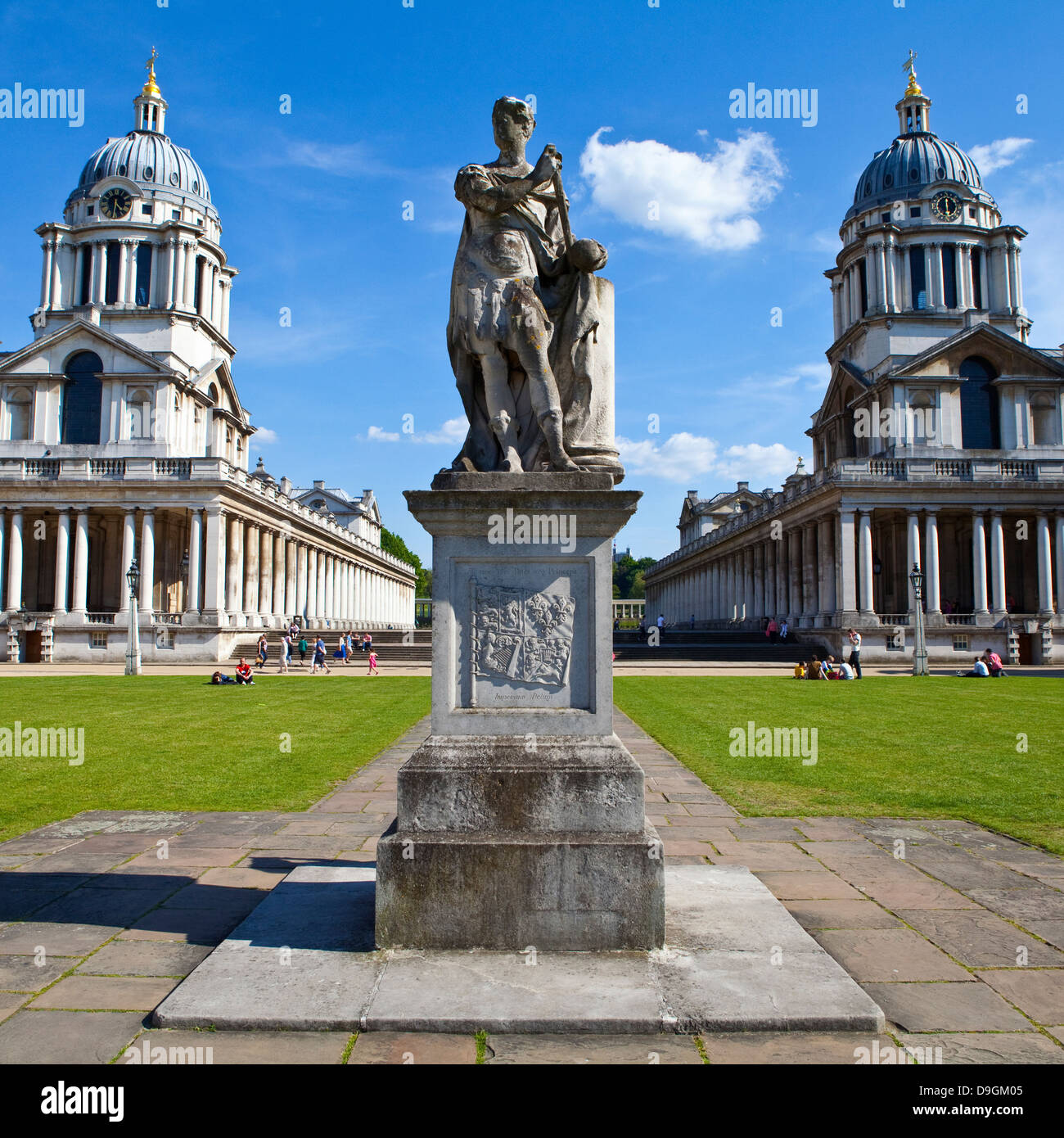 The King George II statue with Queen Mary Court and King William Court ...