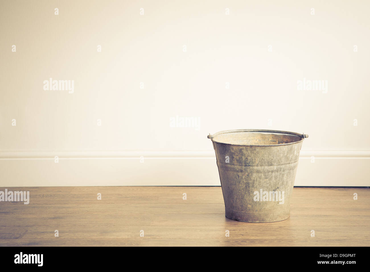 Rusty bucket hi-res stock photography and images - Alamy